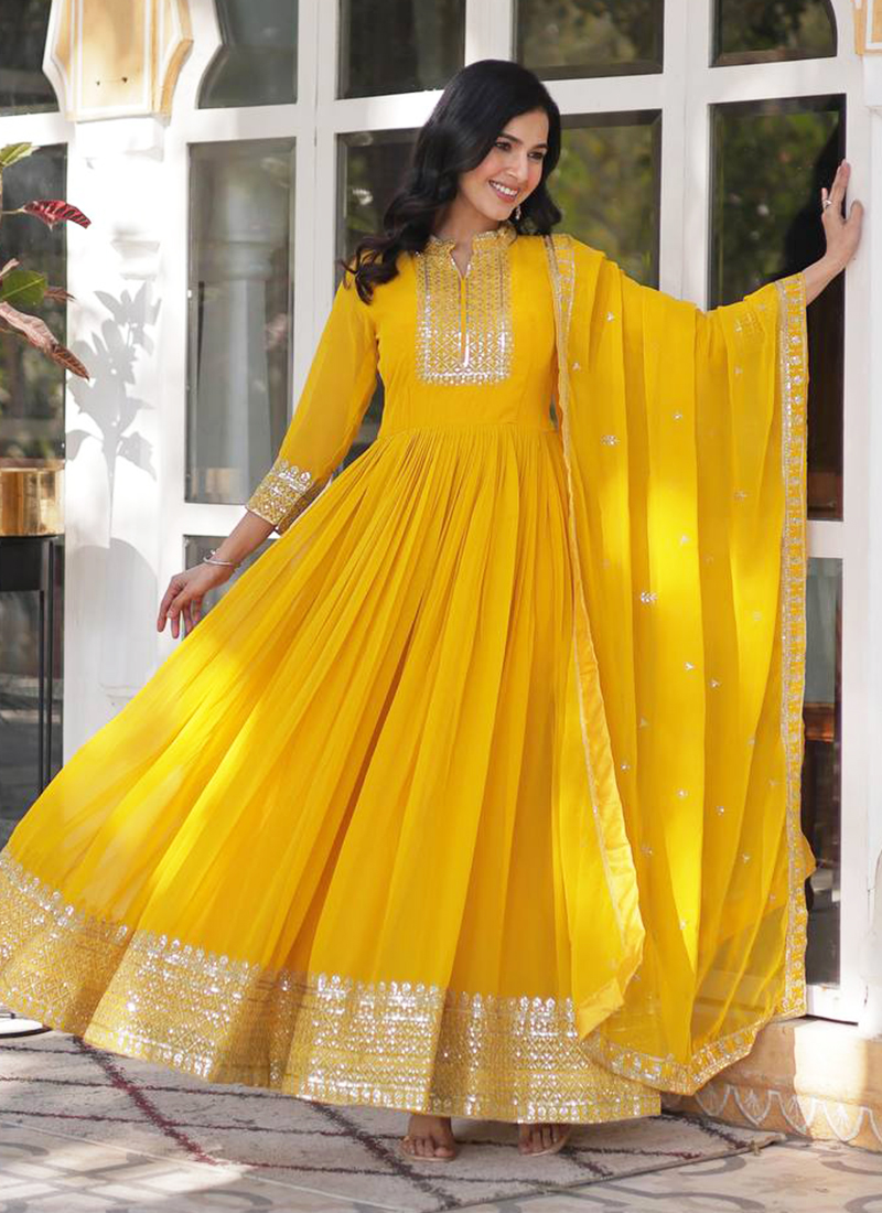 25 Mehndi Outfit Ideas for Wedding Guests - Vogue Tidings