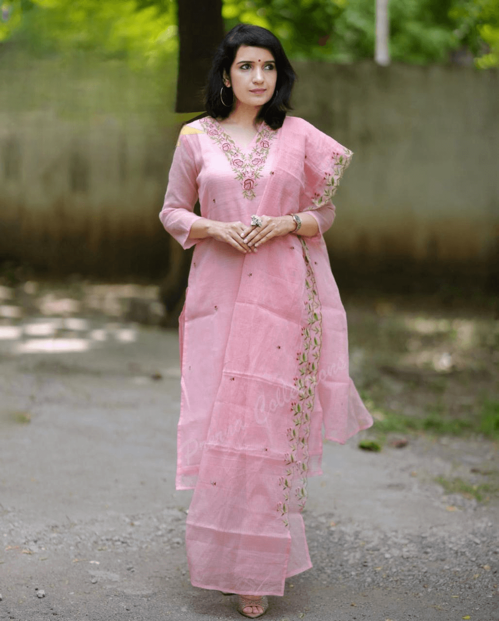 25 Mehndi Outfit Ideas for Wedding Guests - Vogue Tidings