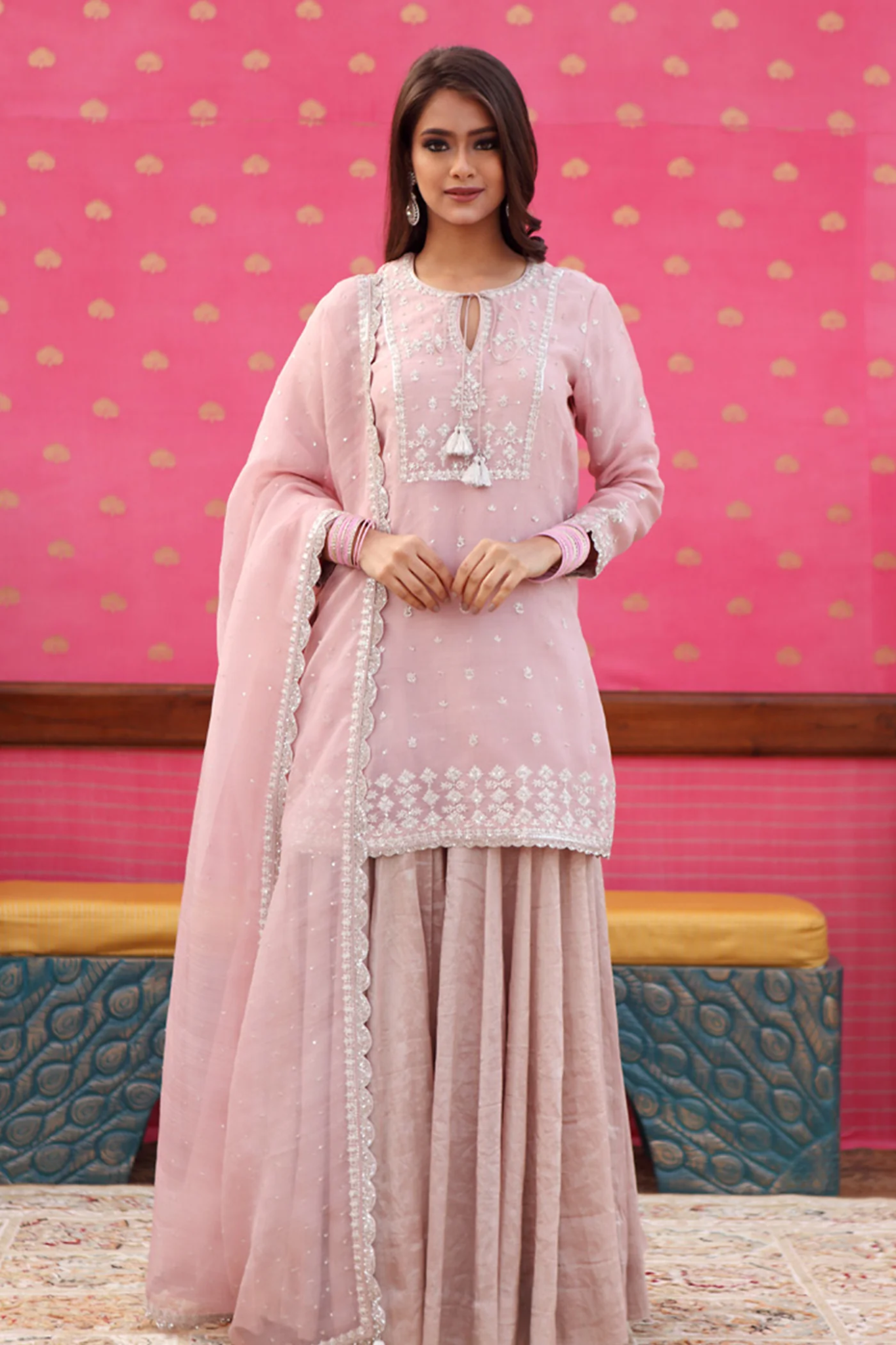 25 Mehndi Outfit Ideas for Wedding Guests - Vogue Tidings